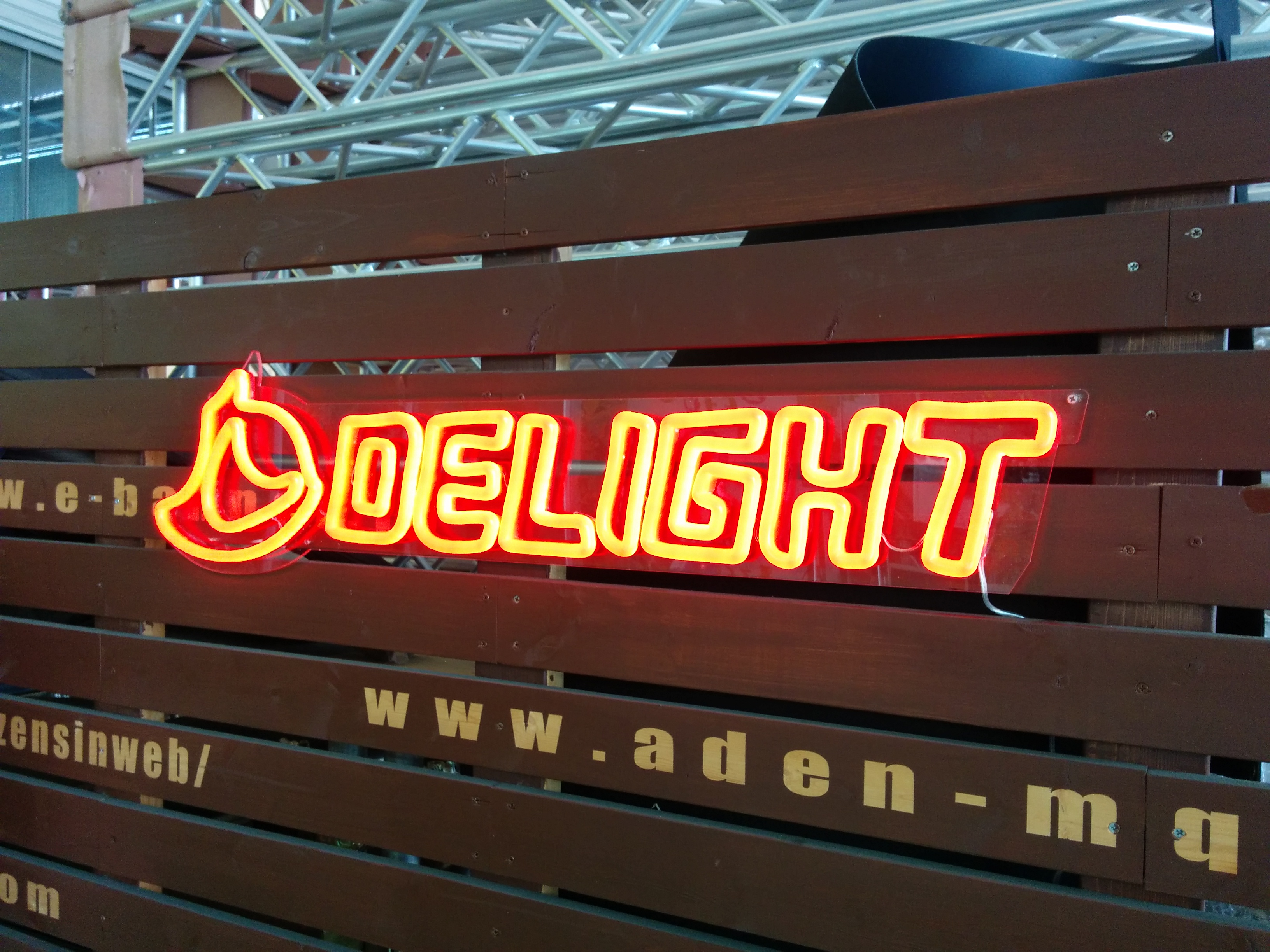 DELIGHT｜LEDサインメーカー・株式会社ゼンシン｜利用用途｜オフィス装飾